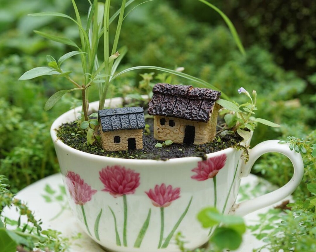 Miniature Resin Thatched Cottage: Fairy Garden Terrarium Figurines ...