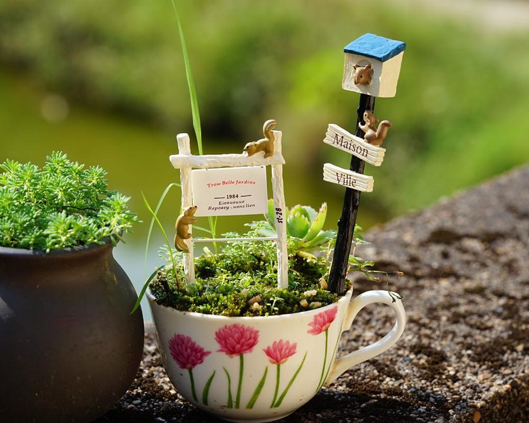 Miniature Fairy Two Squirrels Signpost Fairy Garden Supplies ...