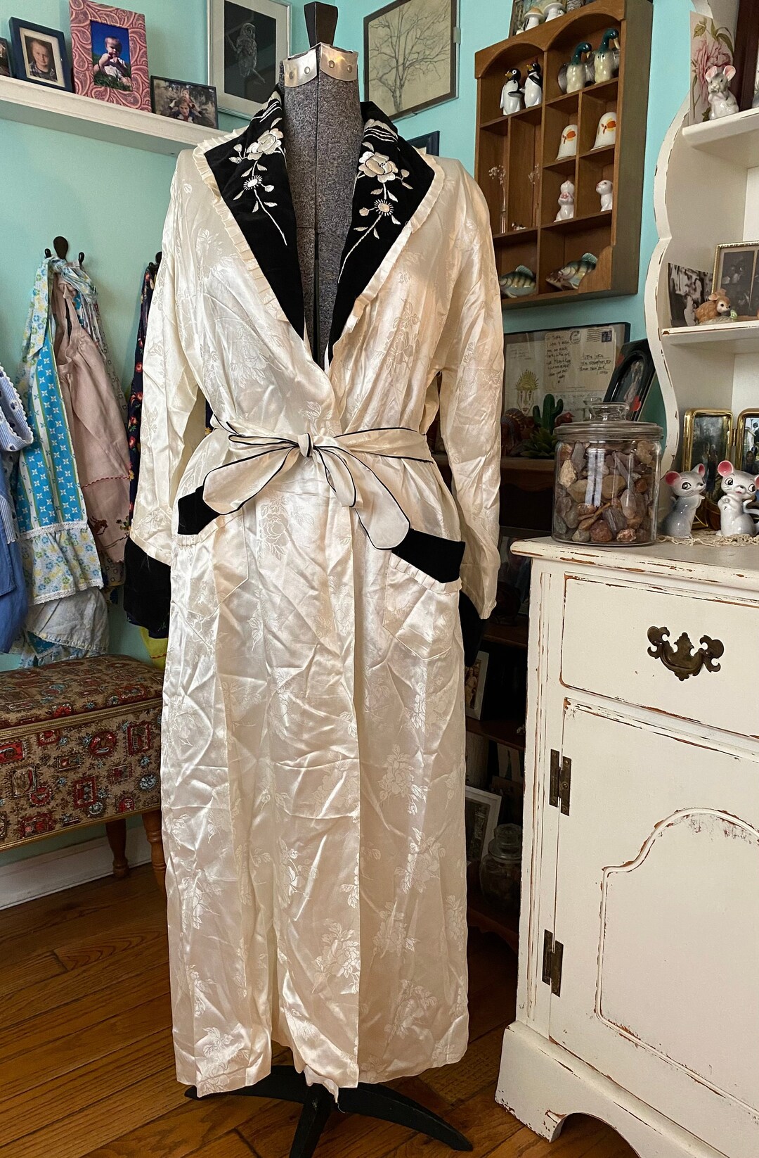 Vintage White Floral Embroidered Robe / Vintage Asian Style Floral Robe ...