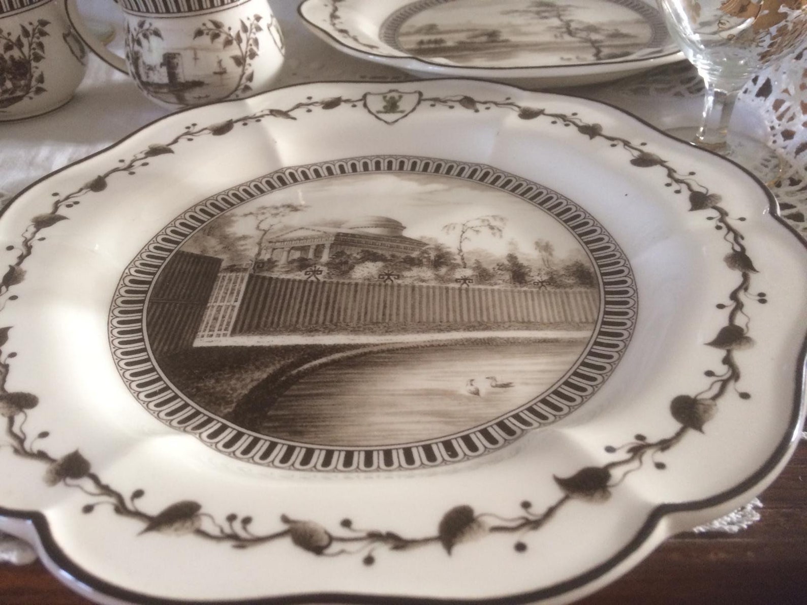 Wedgwood Queens Ware, the Frog Dinner Plate Nr. 840, View of the ...