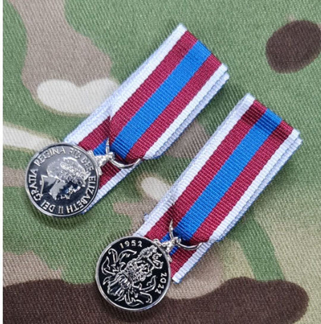 Queen Elizabeth Platinum Jubilee Miniature Medal / Mess Dress / British ...