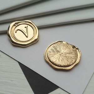 18mm Letter v Stamp/wax/seal Initial Gold Letter Disc Pendant, Charms ...