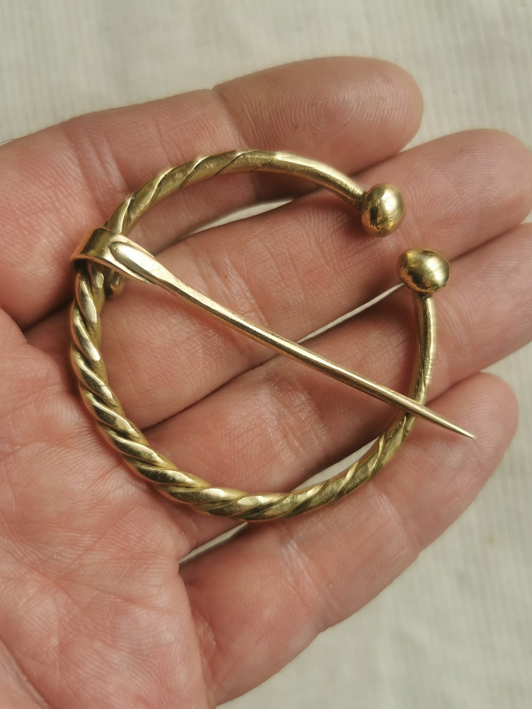 Large Fibula of Brass Twisted Fibula Horseshoe Shapes Brooch Scarf ...