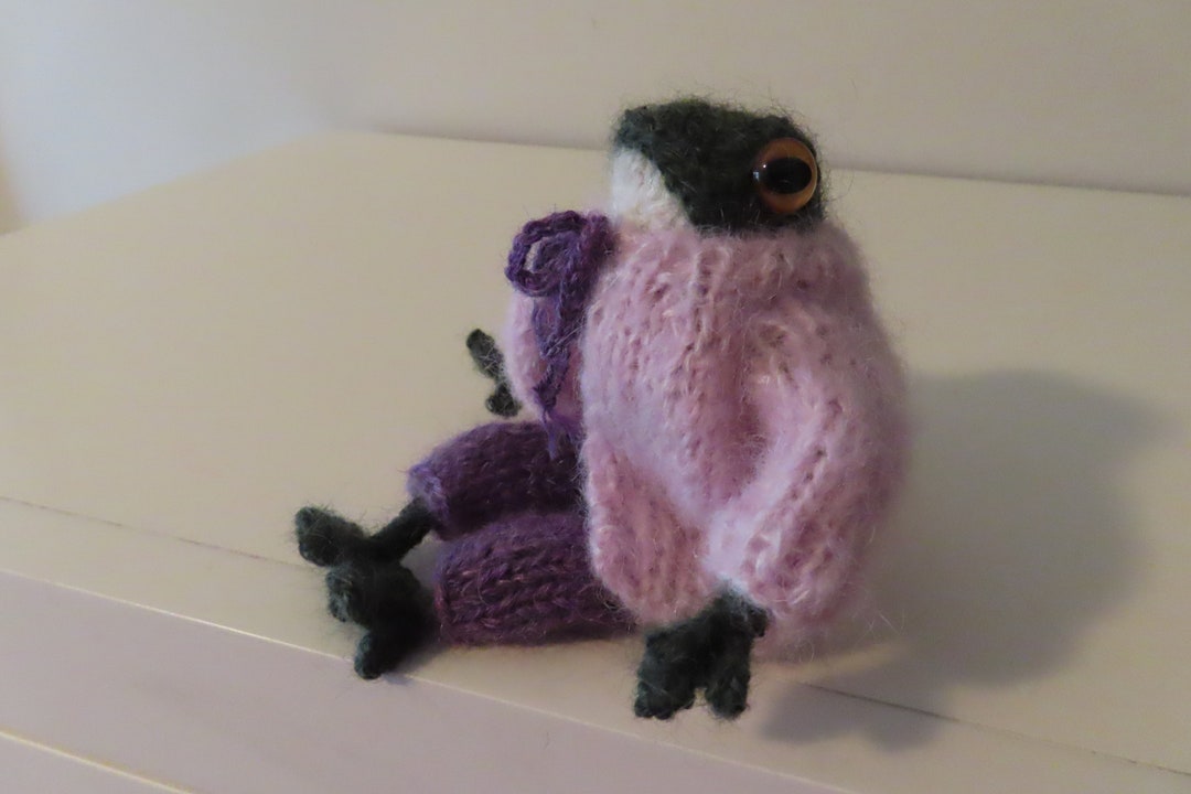 Hand Knitted Posable Froggy Dot Pebbles Pattern by Claire Garland - Etsy