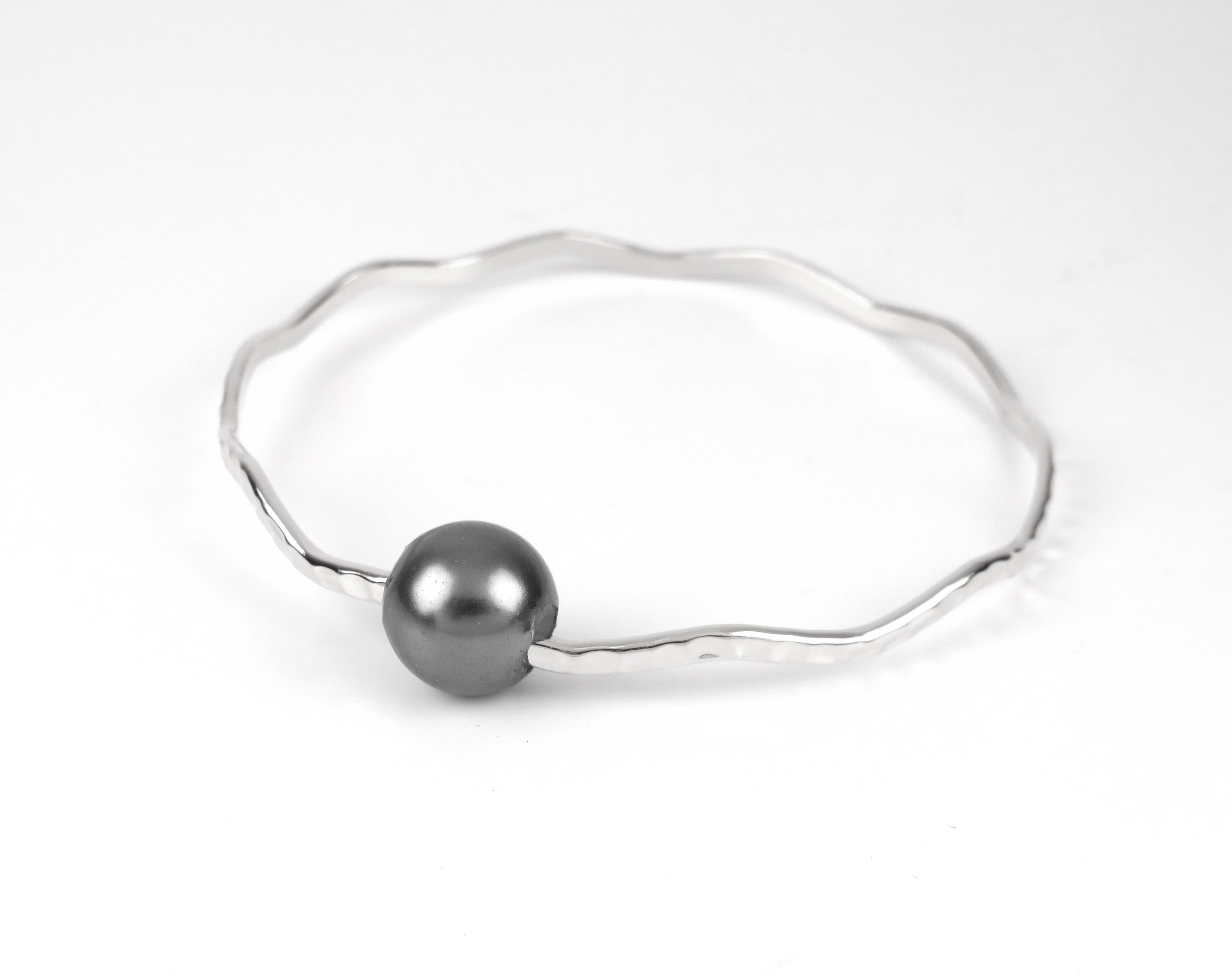 Simple Wavy Bangles Silver With Black Shell Pearl / Bridesmaid Wedding ...