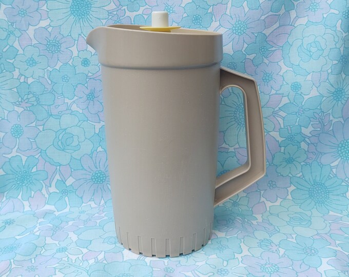 Vintage Retro 1970s Tupperware Jug Pitcher Cream Beige Vacuum Lid ...