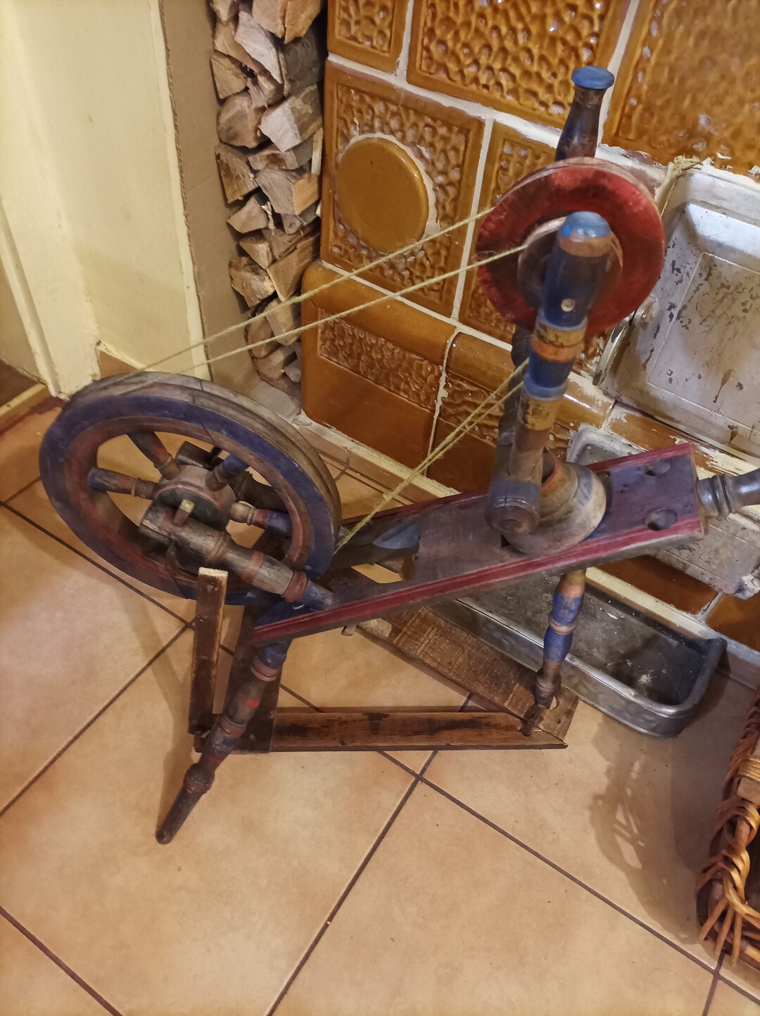 PRIMITIVE SPINNING WHEEL 25 X 26 Decorative Wooden Castle Type Spinning ...