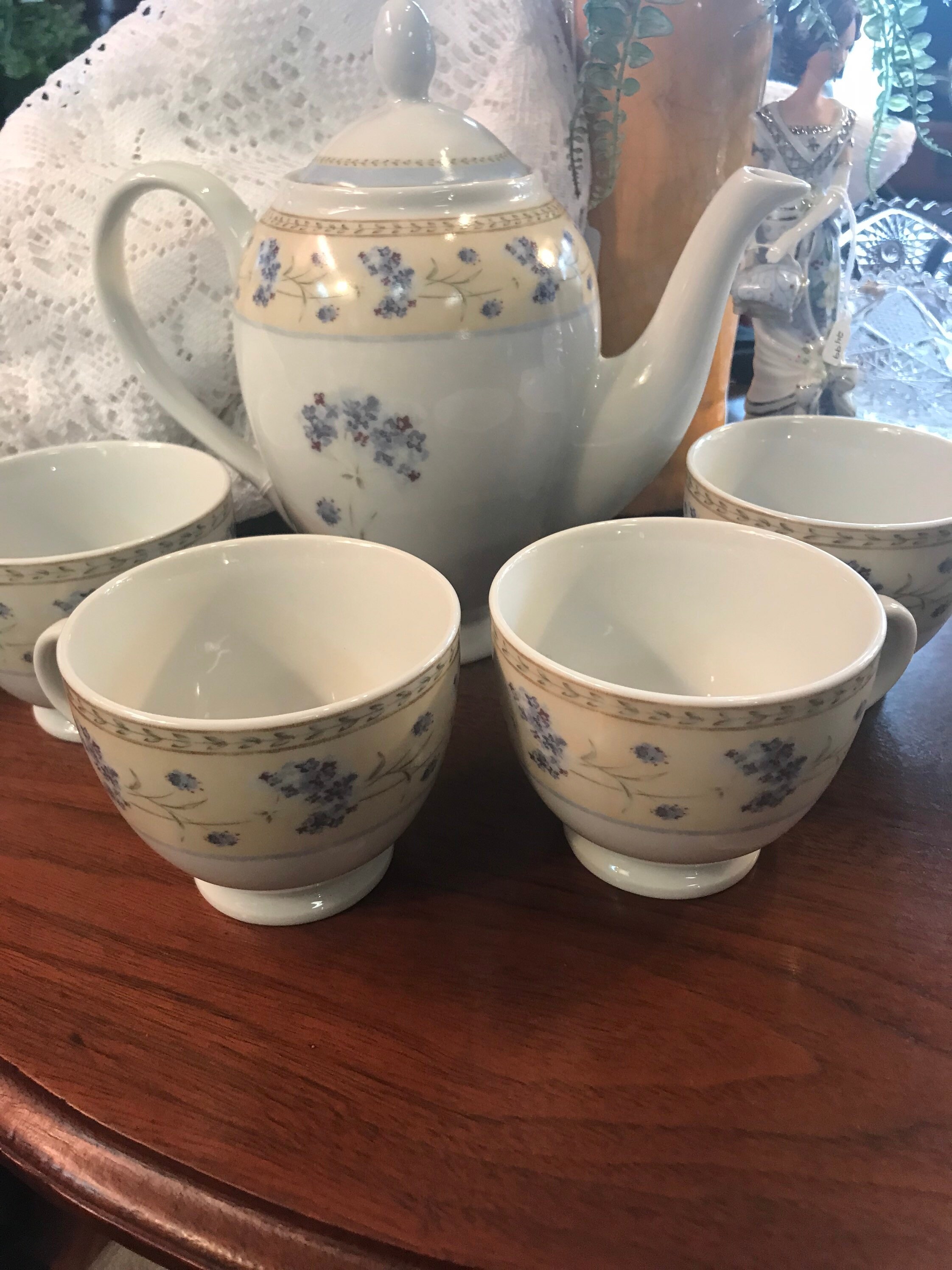 Beautiful Vintage Tea Set. Includes Tea Pot and 4 Cups. Strainer Inside ...