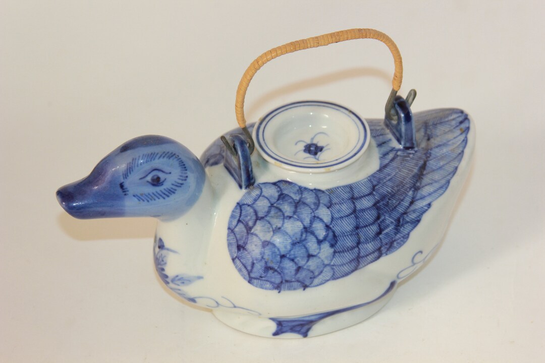 VTG Hand Painted Blue & White Duck Teapot With Wood Handle Delft Style ...