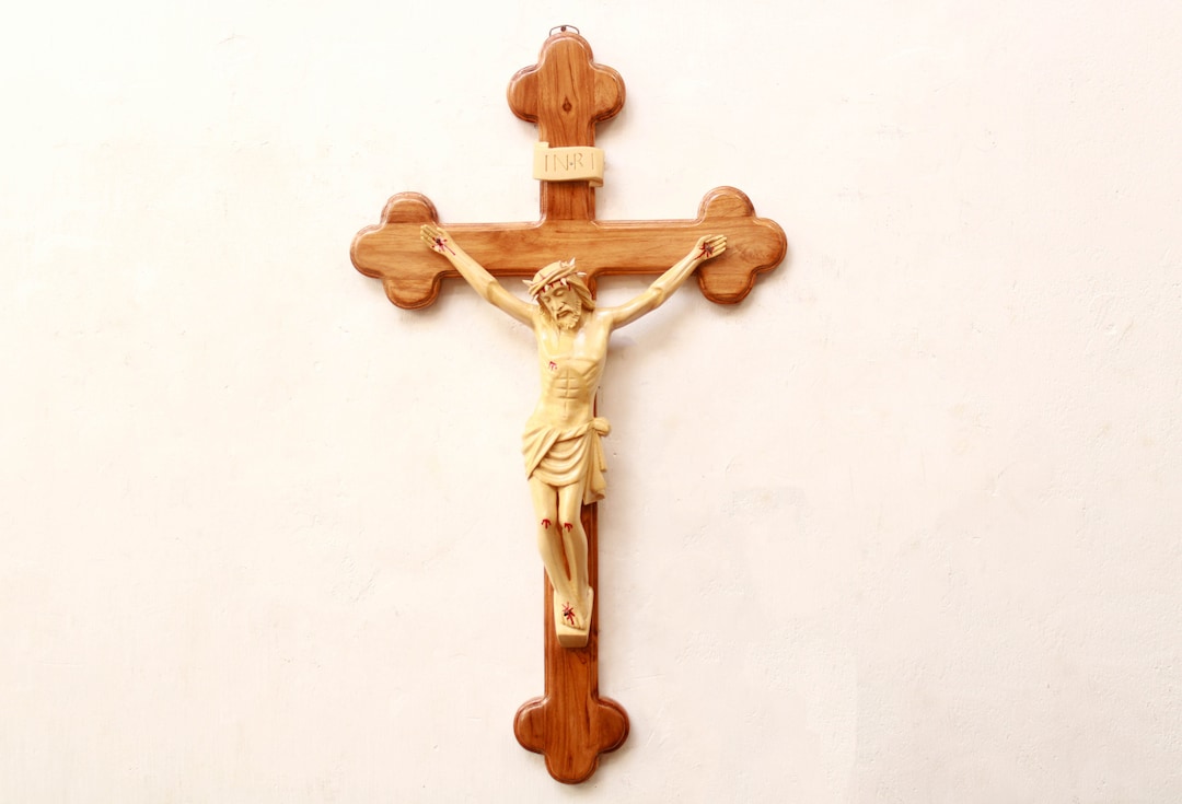 Holy Cross Statue Wooden Crucifix Jesus Statue Wall Hanging Sculpture ...