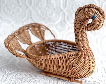 Vintage Wicker Swan Shaped Basket. A Swan Flower or Greenery Country ...