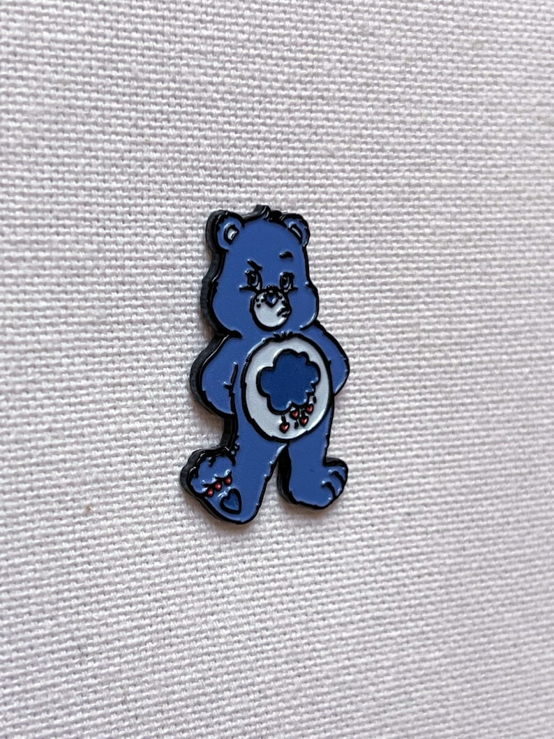 Grumpy Teddy 90's Pin Anstecker Blau Regen Wolke Bär Anstecknadel ...