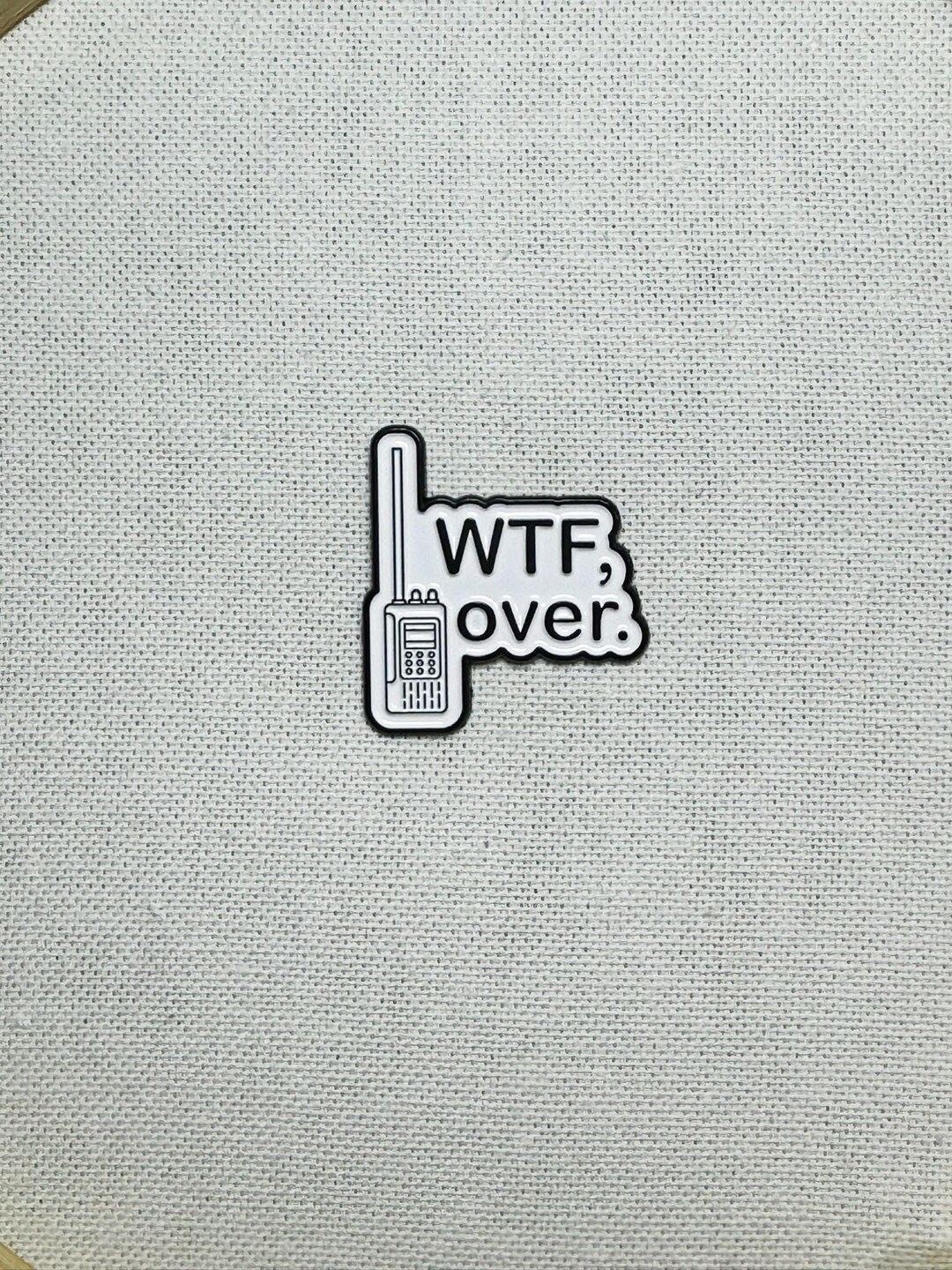 WTF, Over. Walkie Talkie Metall Emaille Pin Anstecker Anstecknadel ...