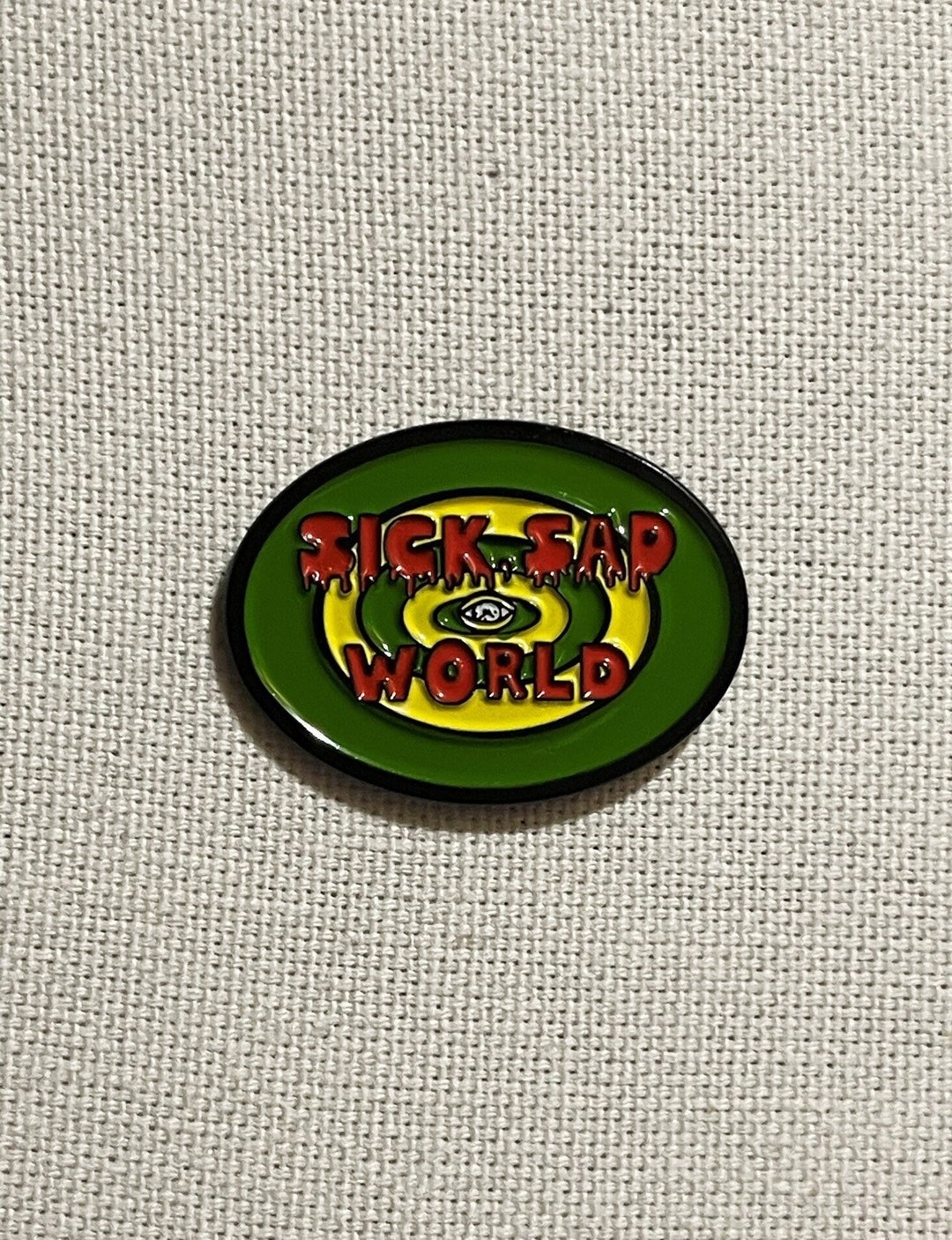 Sick Sad World Metall Emaille Pin Anstecker Anstecknadel Tasche ...