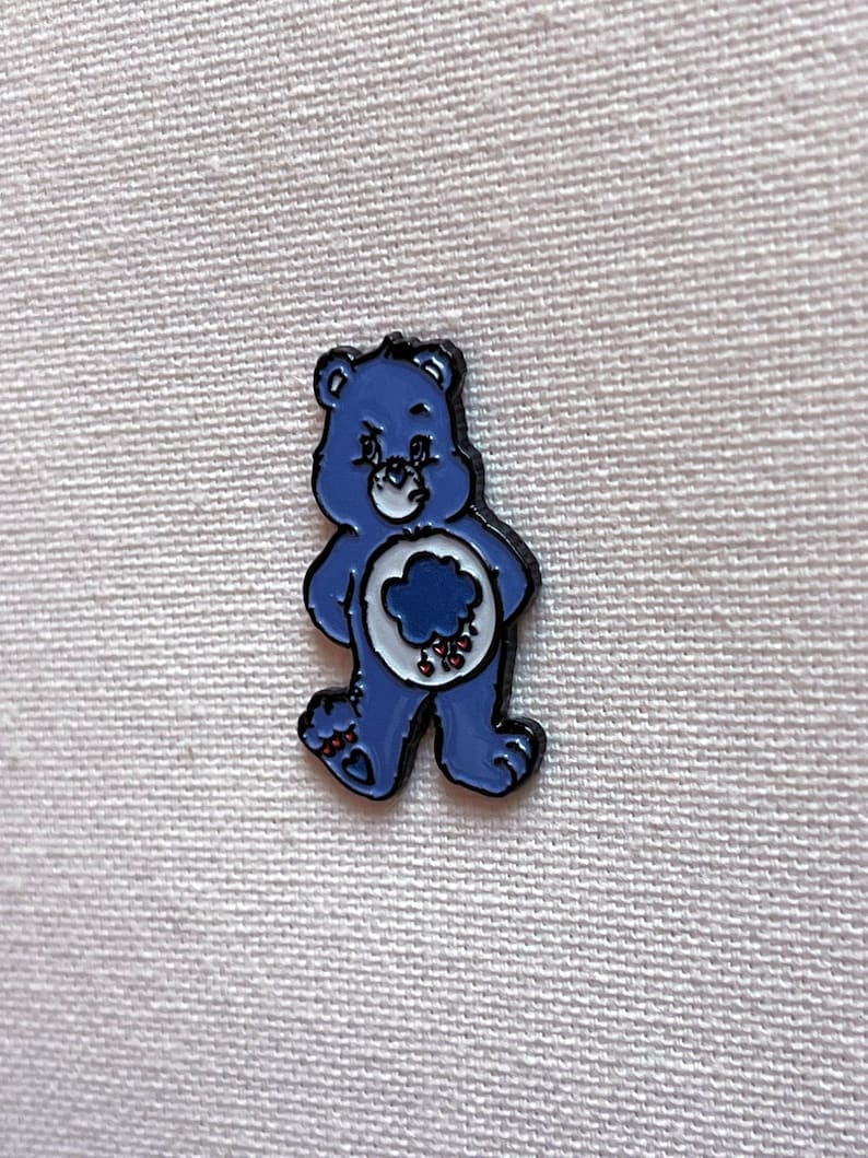 Grumpy Teddy 90's Pin Anstecker Blau Regen Wolke Bär Anstecknadel ...
