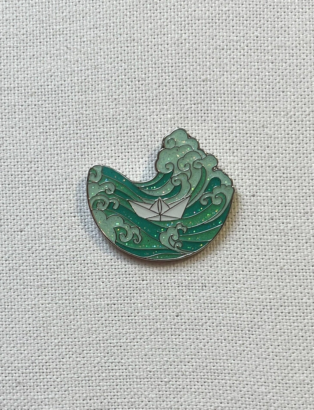 Origami Papierboot Welle Metall Emaille Pin Anstecker Abzeichen Glitzer ...