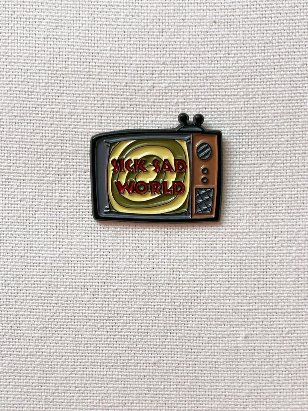 Sick Sad World Tv Show Retro Television Metall Emaille Pin Anstecker ...