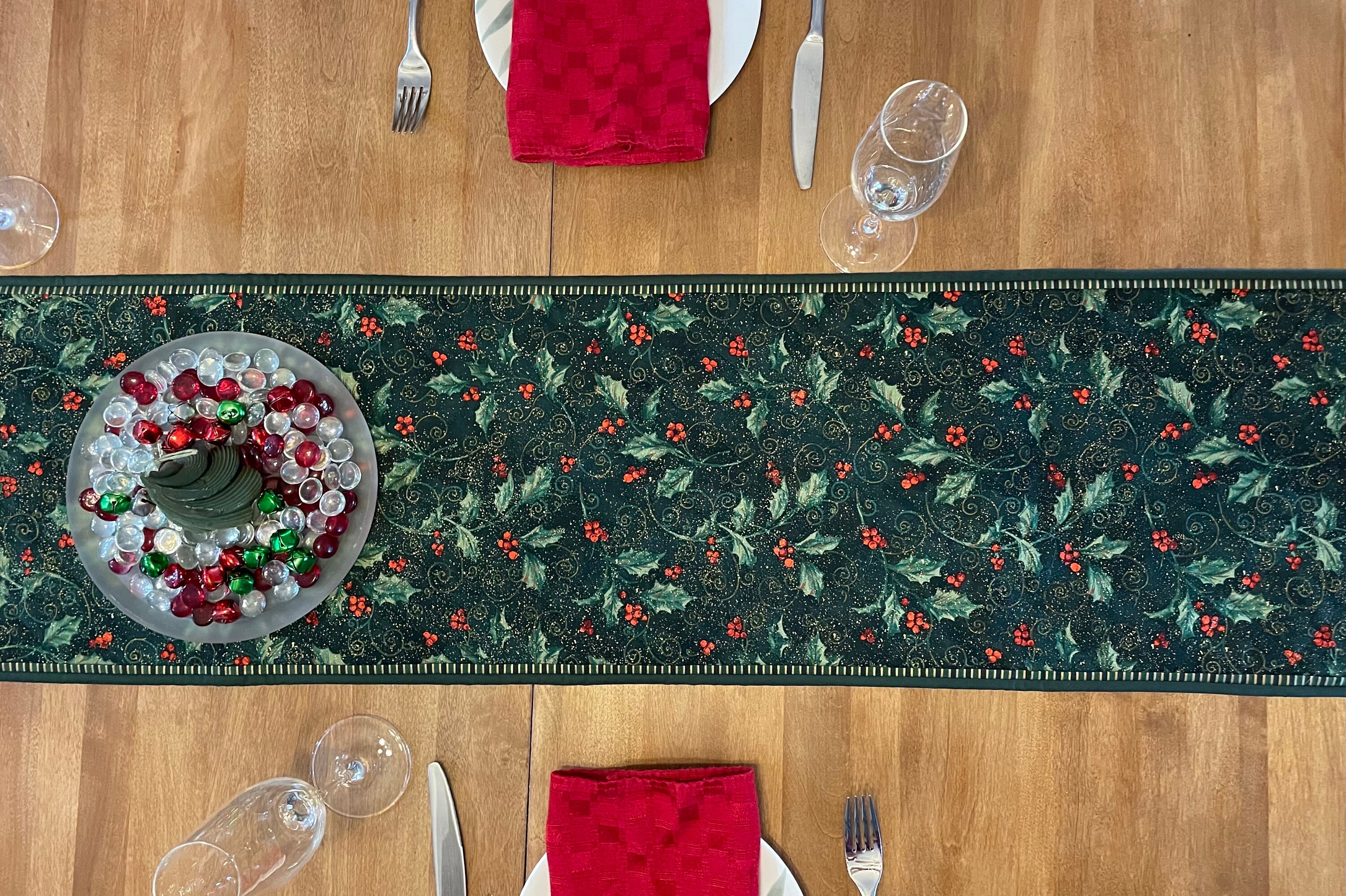 Traditional Holly Table Runner - Etsy