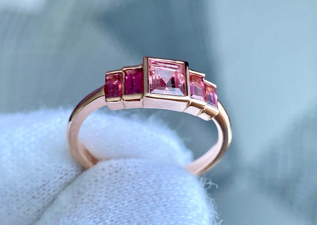 Spectacular 18-karat (750) Pink Gold Ring Mounted With 5 Natural Pink ...