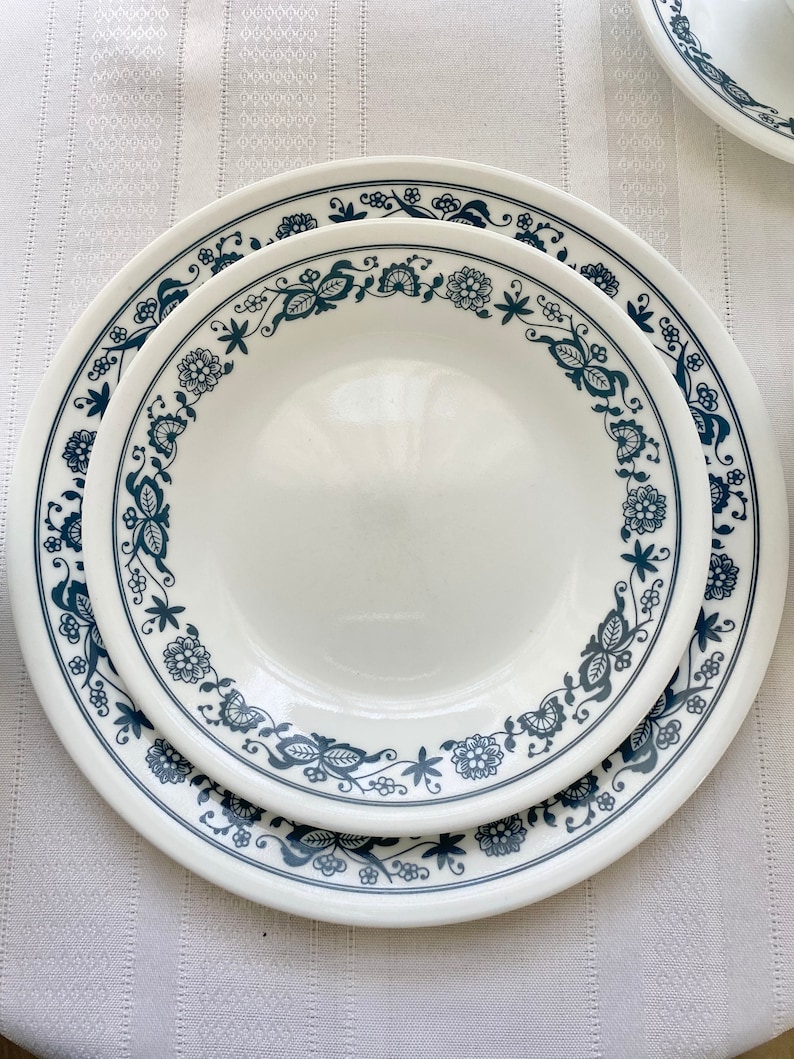 Vintage Corelle Old Towne Blue / Blue Onion 7 Piece Place Setting 1972 ...