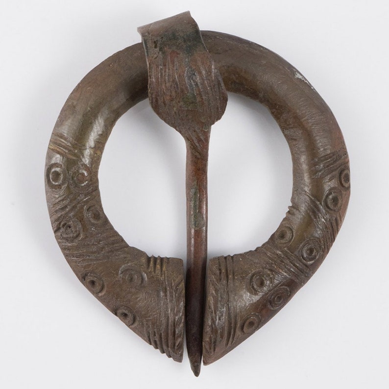 Fibule ou broche en bronze viking du début du Moyen Âge, type ...