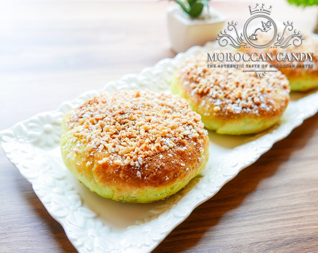 Moroccan Bastilla Chicken Rolls Stuffed With Almonds Poultry Buns ...