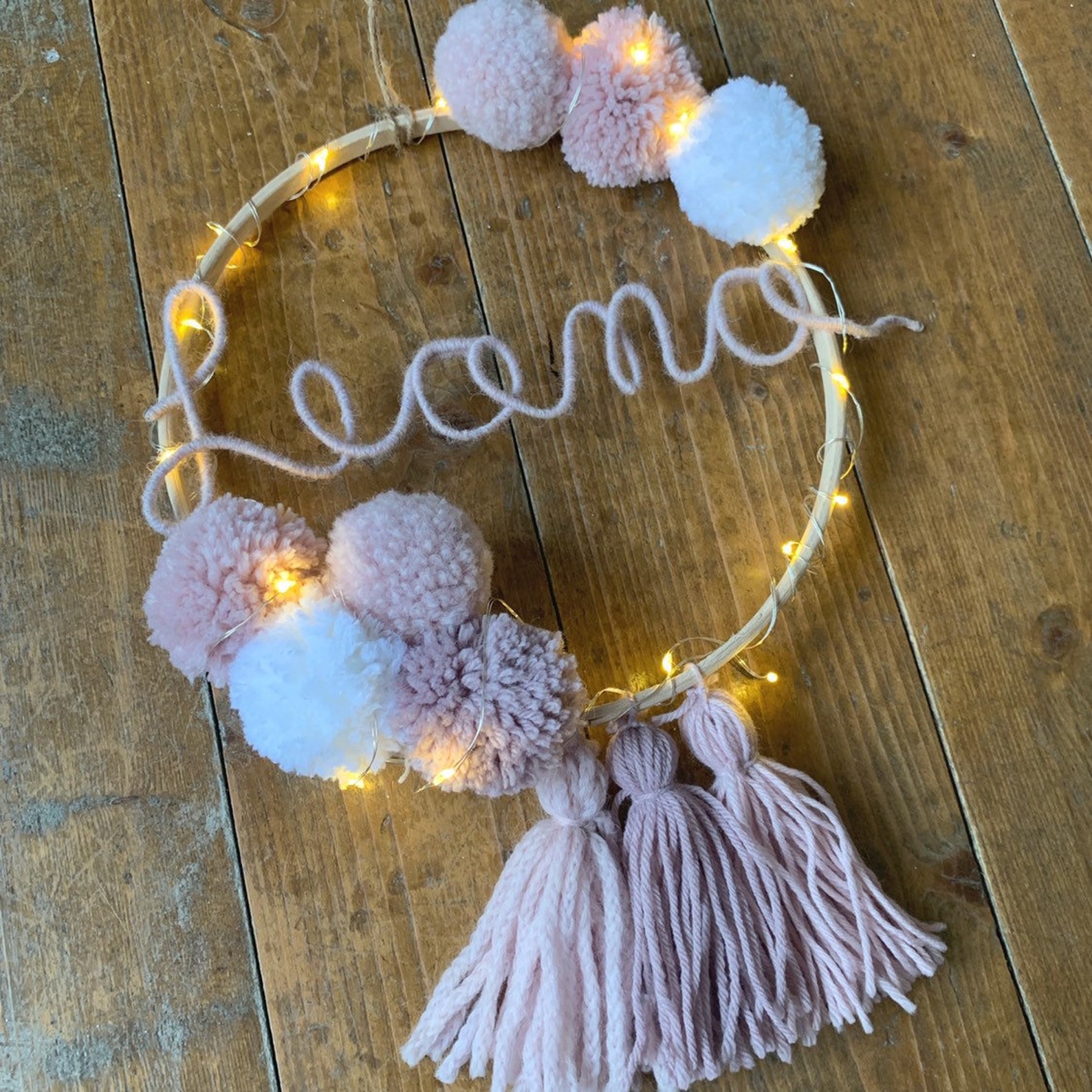 Namensring Bommel und Quasten beleuchtet mit Lichterkette - Etsy.de