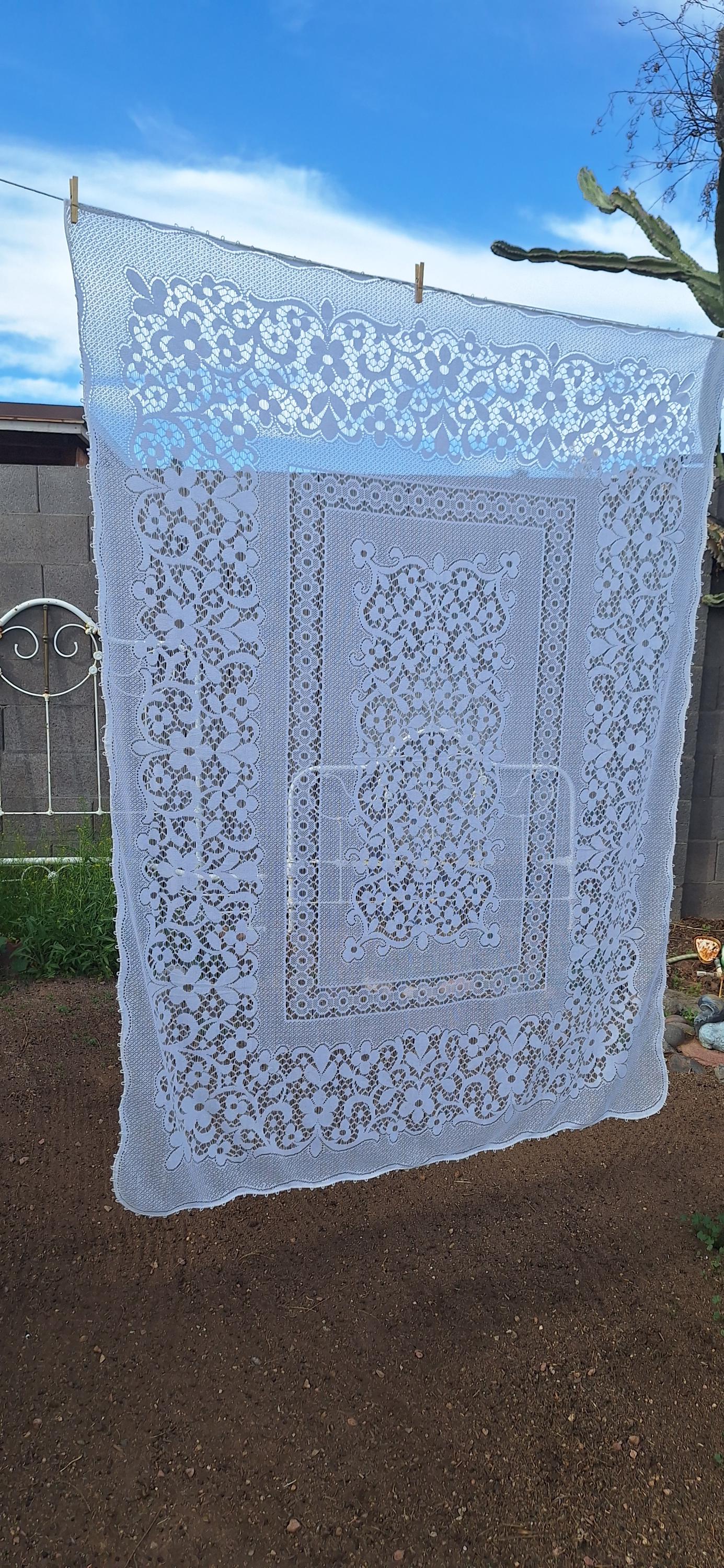 Vintage White Quaker Lace Tablecloth Centerpiece Style W/bold Flowers ...