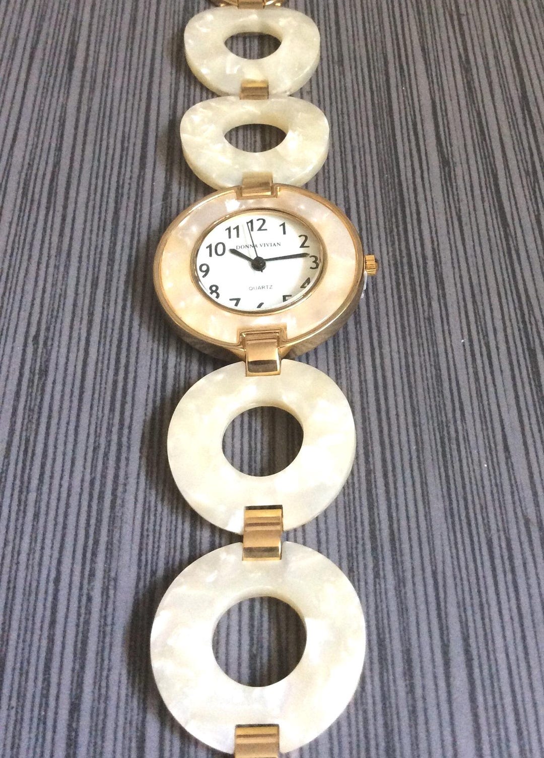 Donna Vivian Women's Watch Round White Dial Numbered Hours on a Round ...