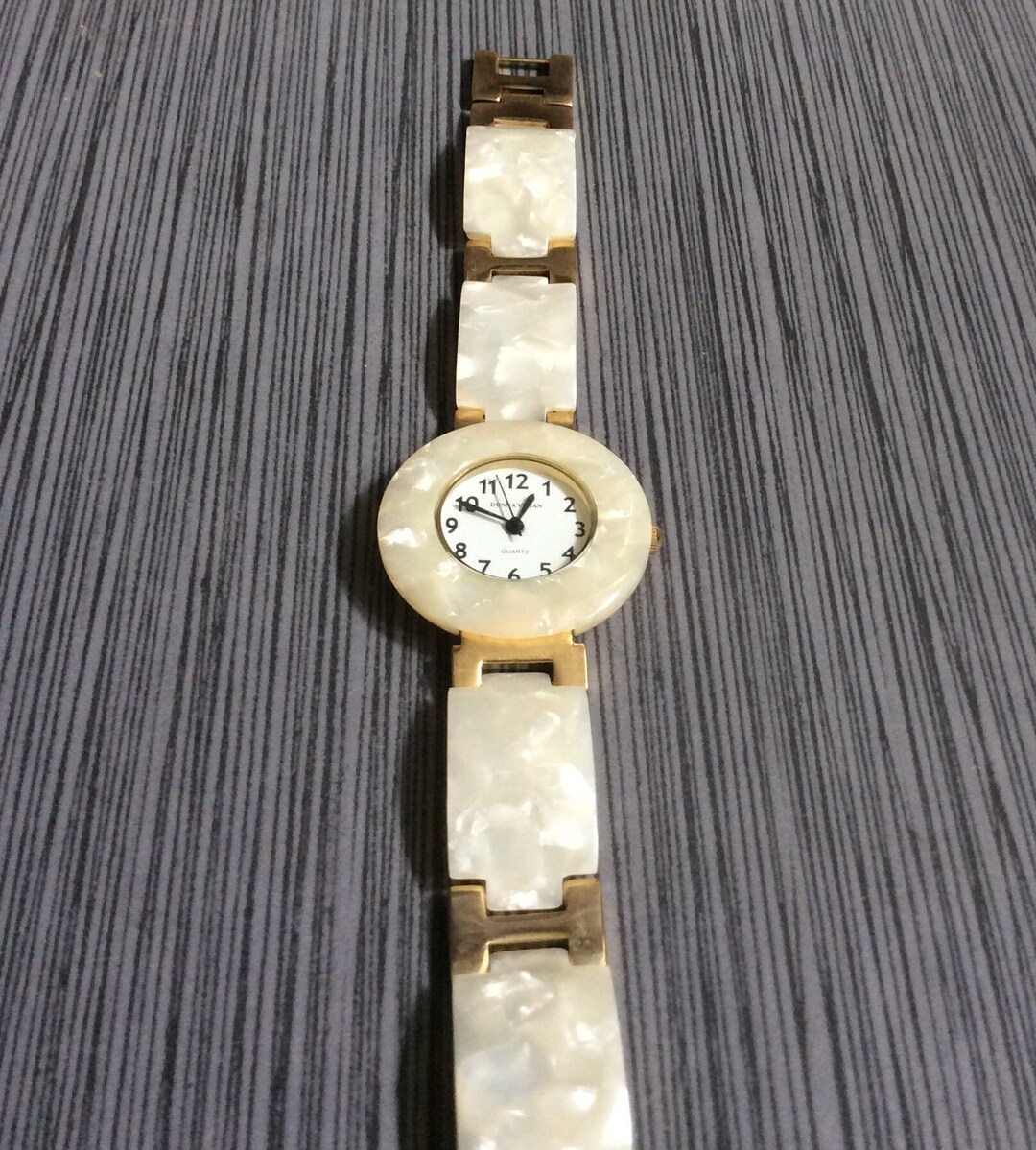 Donna Vivian Women's Shell Designed Watch Round White Dial Arabic Hours ...