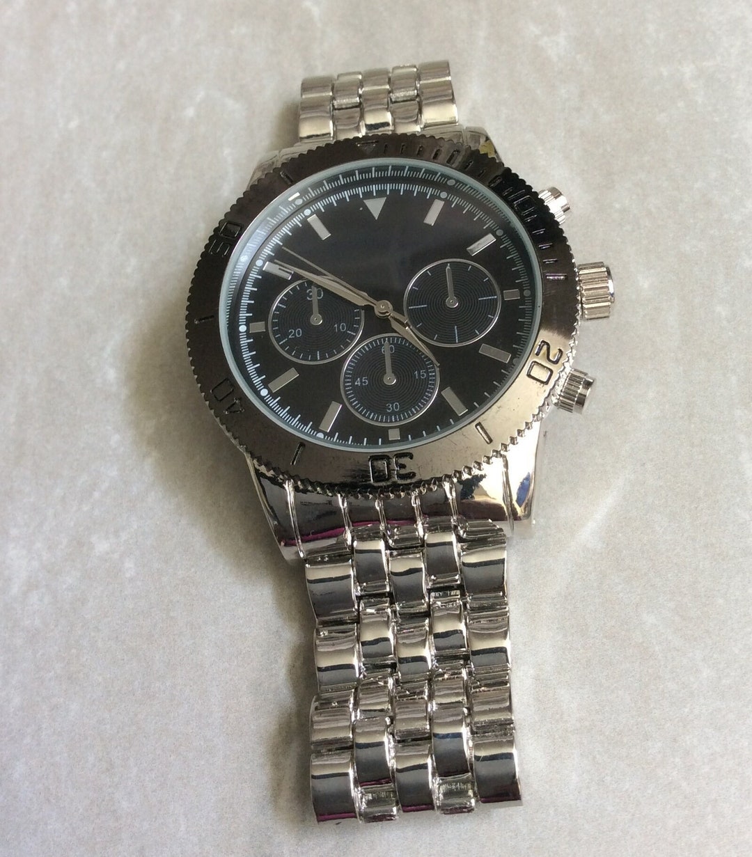 Silver Men's Wristwatch Round Black Dial Silver Index Hours on a Silver ...