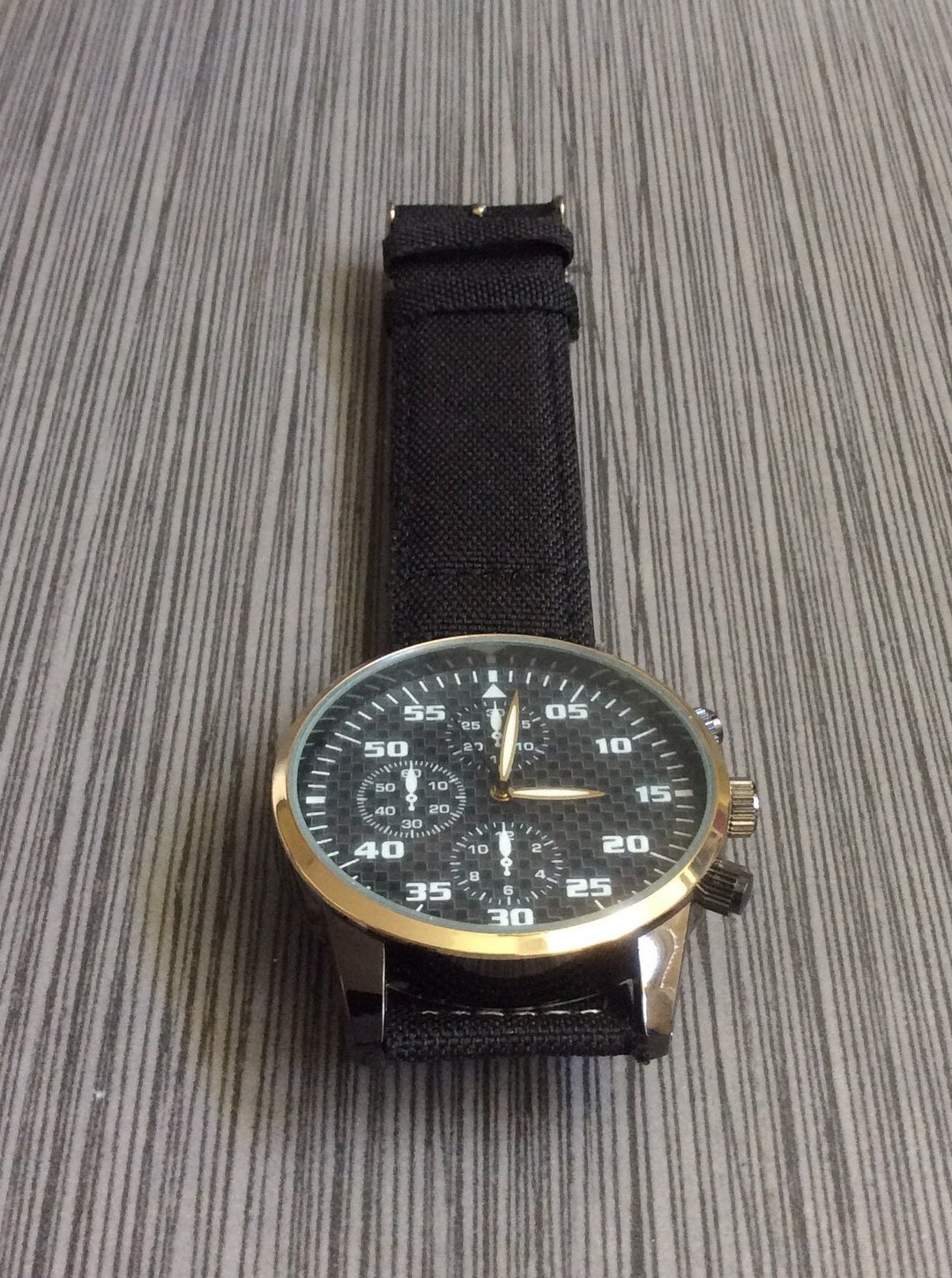 Men's Wristwatch Round Black Dial Displaying Arabic Minute Numbers on a ...