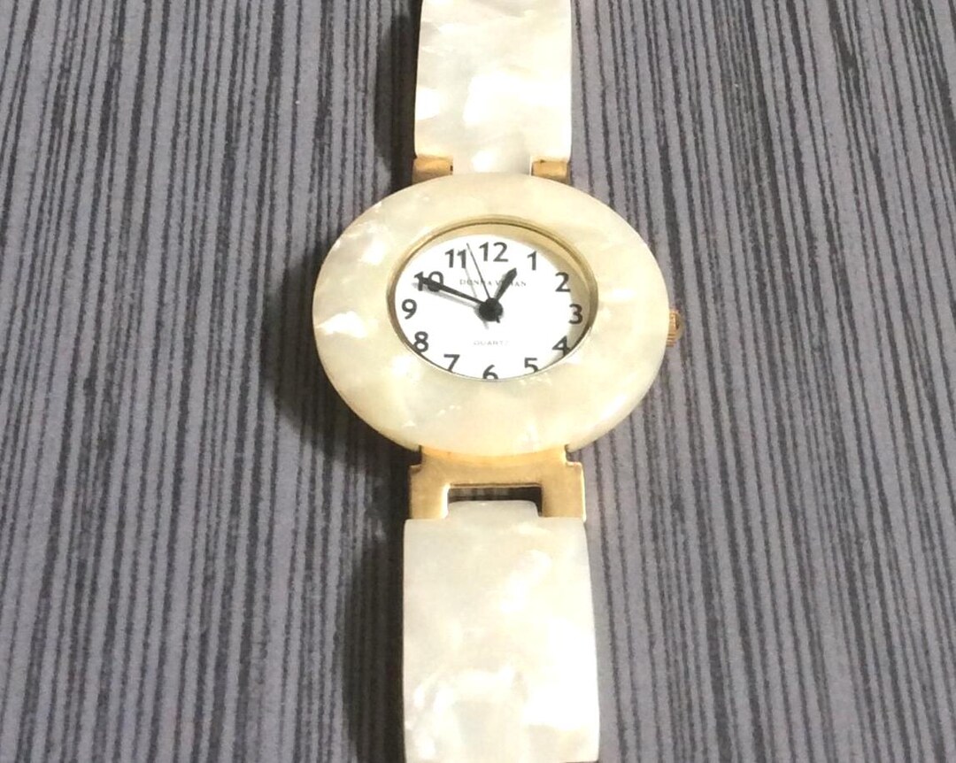 Donna Vivian Women's Shell Designed Watch Round White Dial Arabic Hours ...