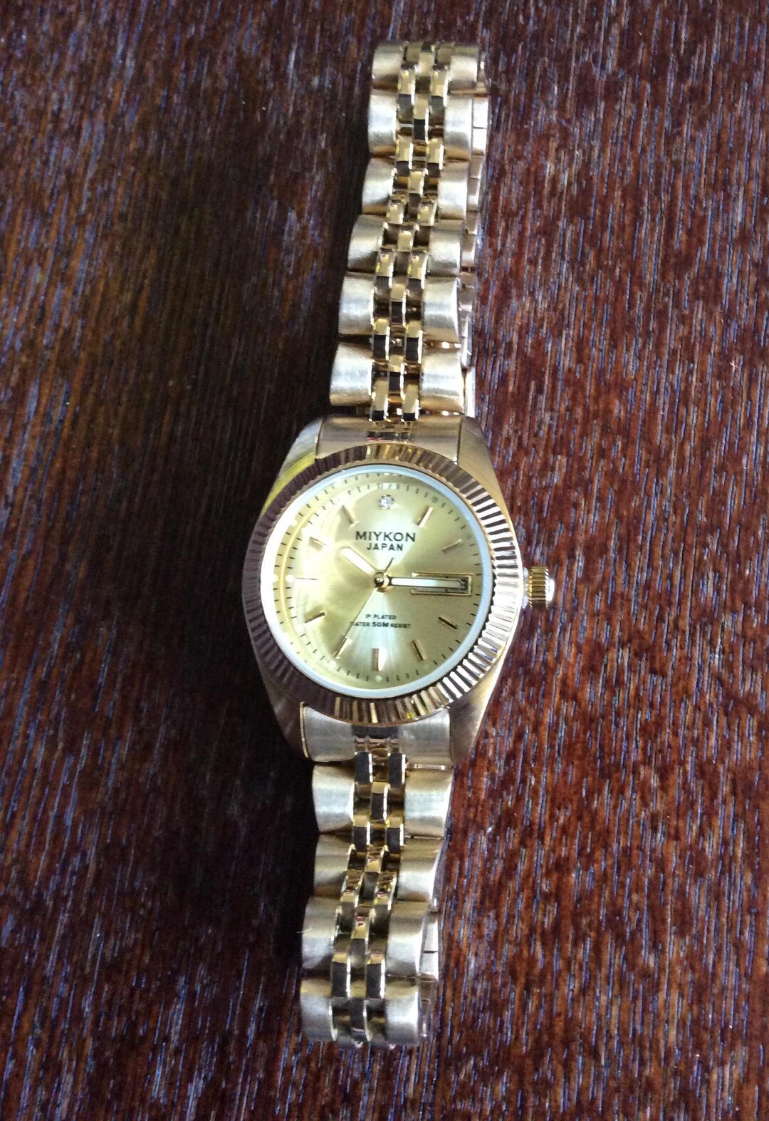 MIYKON Gold Women's Watch Round Gold Day & Date Dial Gold Index Hour ...