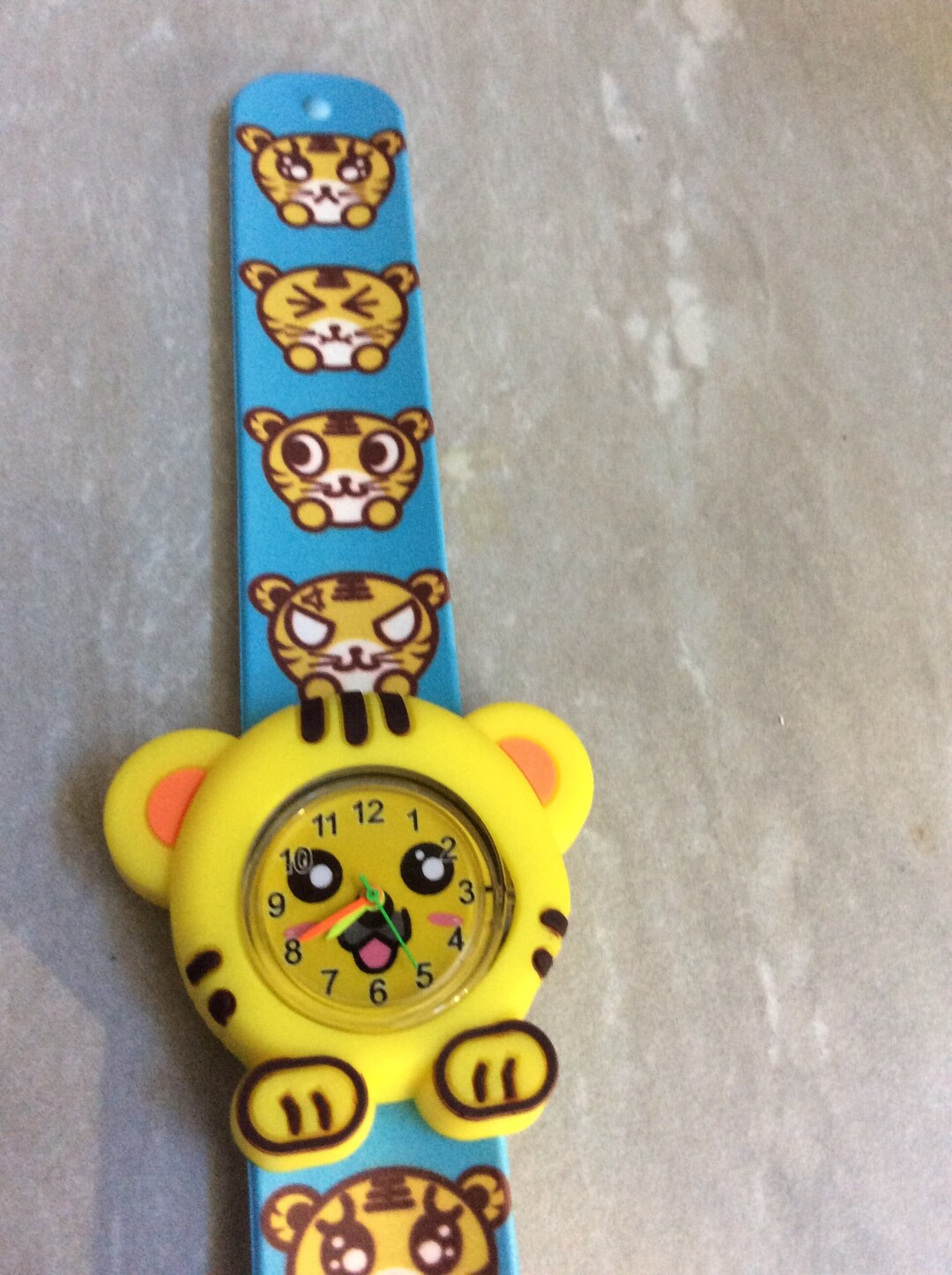 Lion Slap-watch Round Yellow Dial Black Numbered Hours on a Blue Lion ...