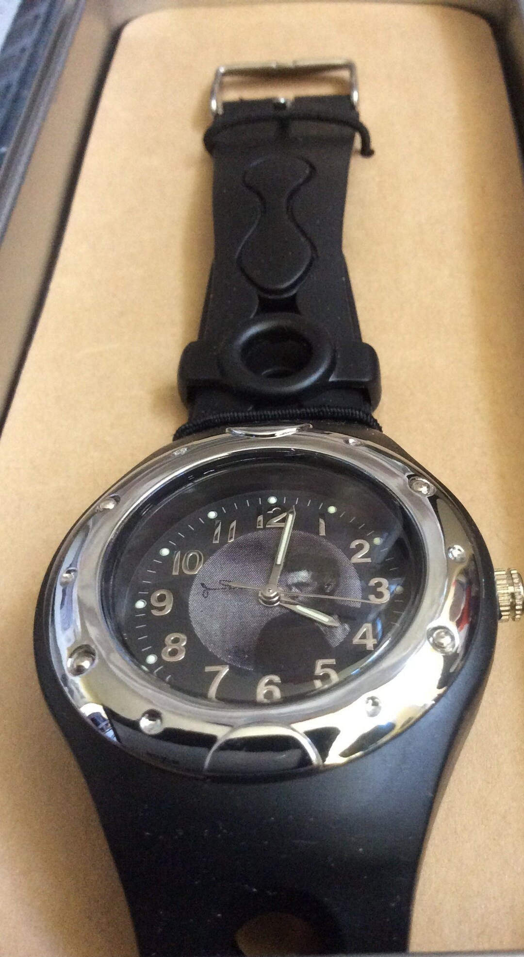 James Dean Unique Round Men's Watch, Having a Black Round Dial Silver ...