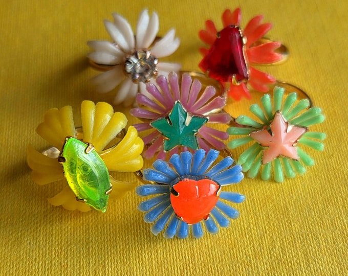 6 Vintage Plastic Flower Metal Gumball Machine Rings Toy Kiddie Jeweled ...