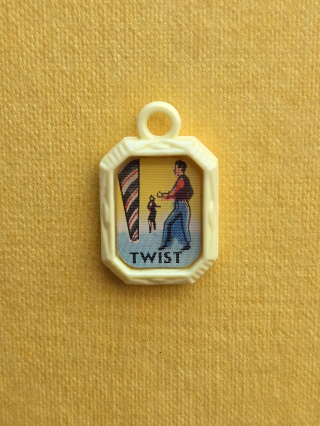 Vintage Lenticular Charm Vari-vue Twist Flicker Yellow Plastic Bezel ...