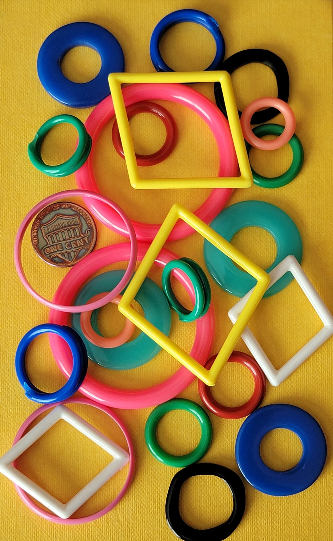 24 Vintage Plastic Rings Loops Hoops Coils Destash Lot Jewelry Craft ...