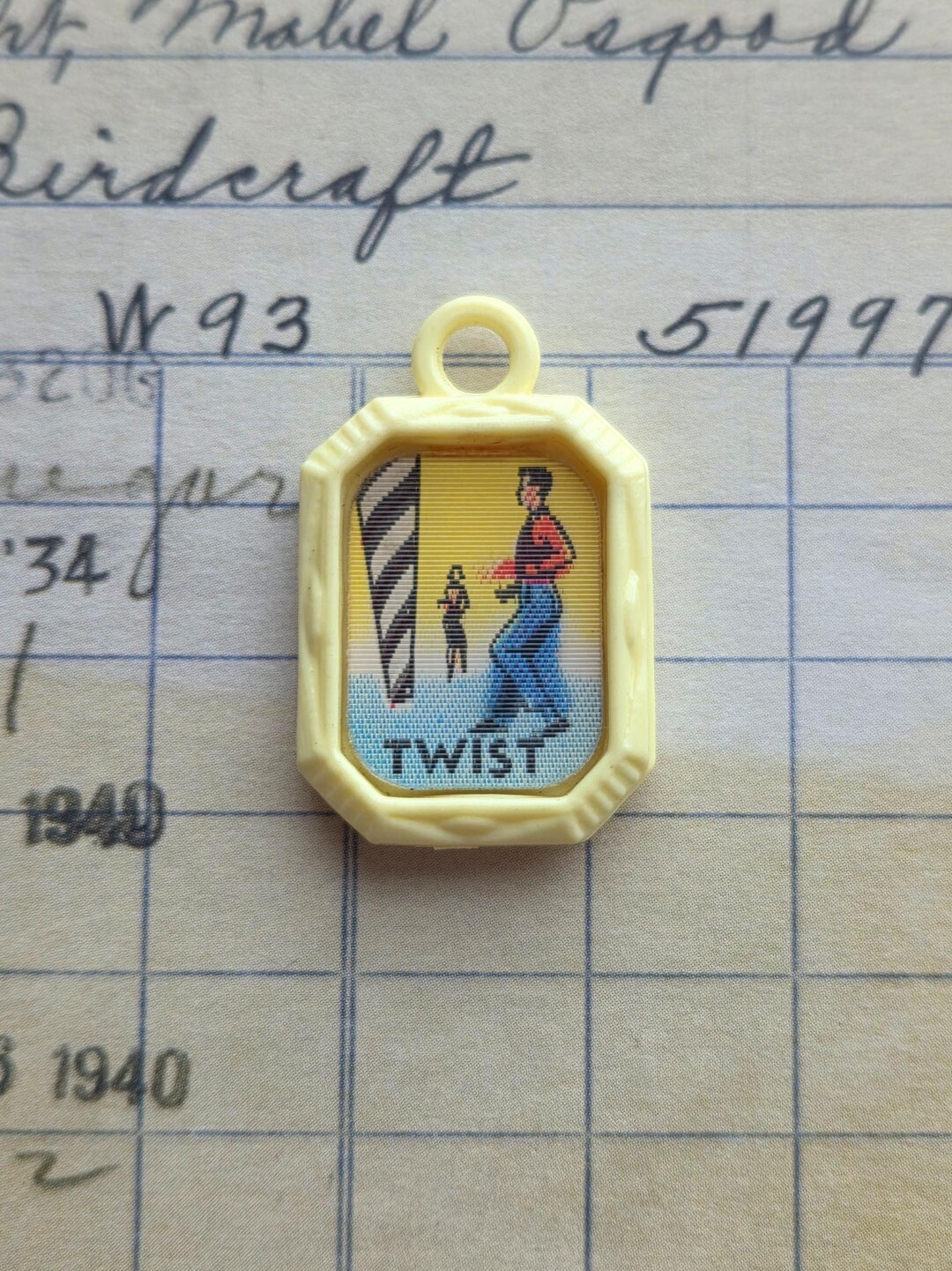 Vintage Lenticular Charm Vari-vue Twist Flicker Yellow Plastic Bezel ...