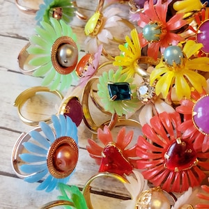 4 Vintage Plastic Flower Metal Gumball Machine Rings Toy Kiddie Jeweled ...