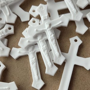 20 White Plastic Crucifix Pendants Rosary Parts Religious Crosses ...