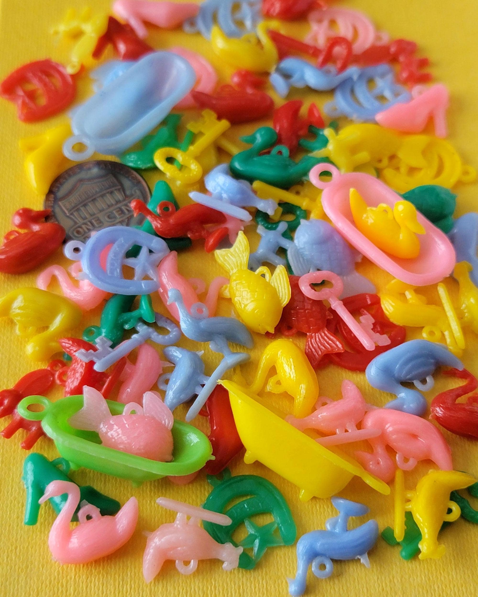 16 Vintage Tiny Plastic Charms Assorted Mix Miniature Gumball Charms ...