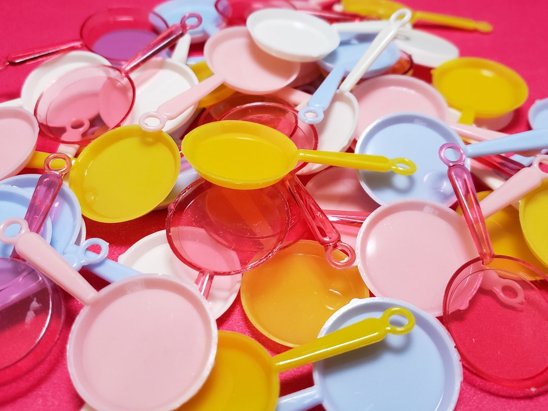 24 Vintage Plastic Frying Pan Charms Miniature Skillet Frying Pans ...