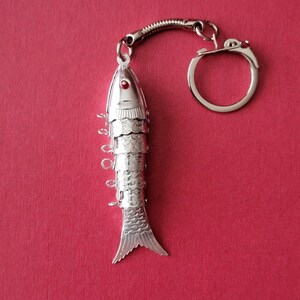 Vintage Articulated Tin Fish Keychain Silvertone Wiggle Fish Novelty ...