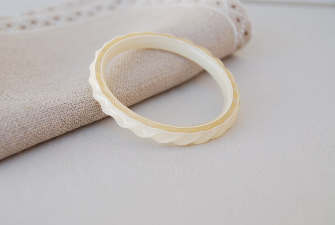 Vintage Pastel Lucite Plastic Bangle 60's 70's Beautiful Cream Twisted ...