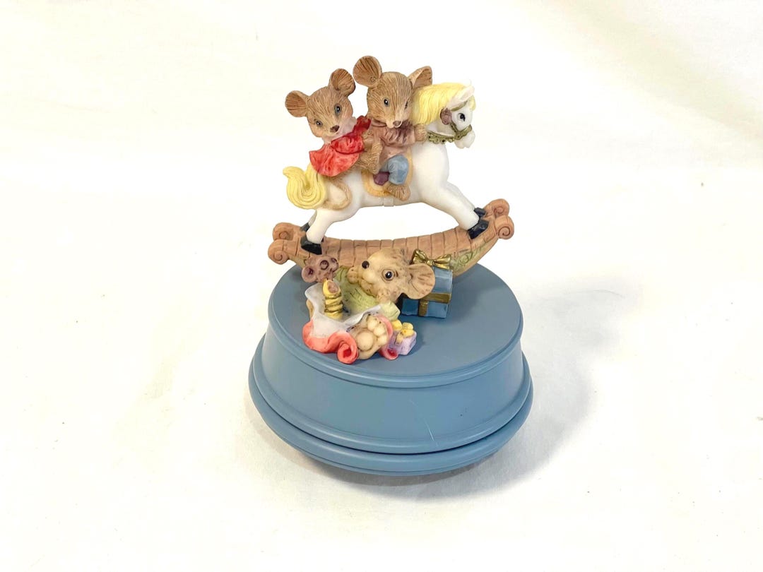 Nostalgic Vintage Music Box With Mice *que Sera, Sera* - It's a Small ...