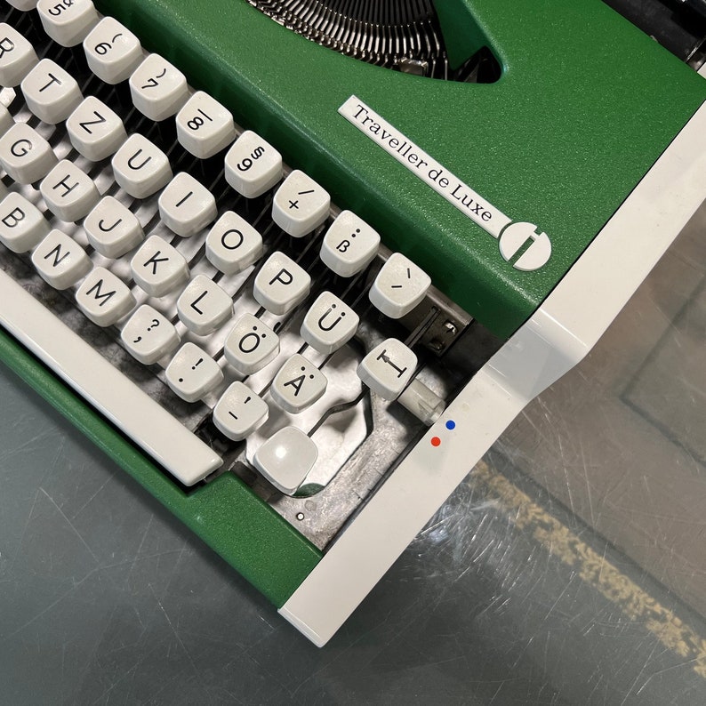 Vintage Olympia Traveller Deluxe Typewriter: White QWERTZ Keyboard ...