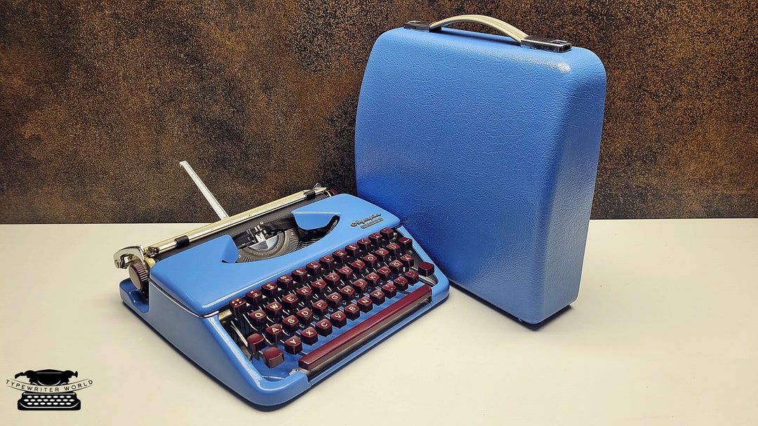 Vintage Olympia Splendid 33/66 İce Blue Typewriter With Matching Case ...