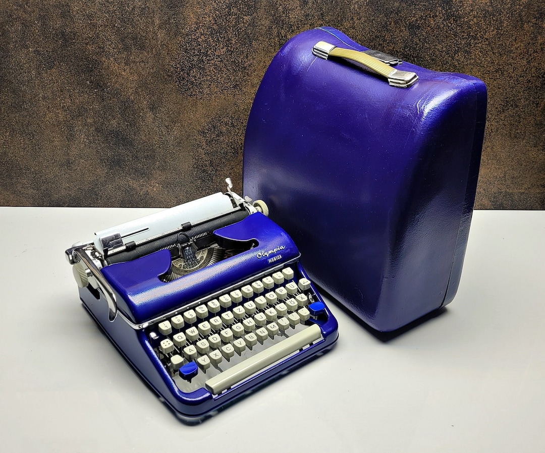 Olympia SM4 Monica Blue Typewriter Blue Bag Premium Gift / Typewriter ...